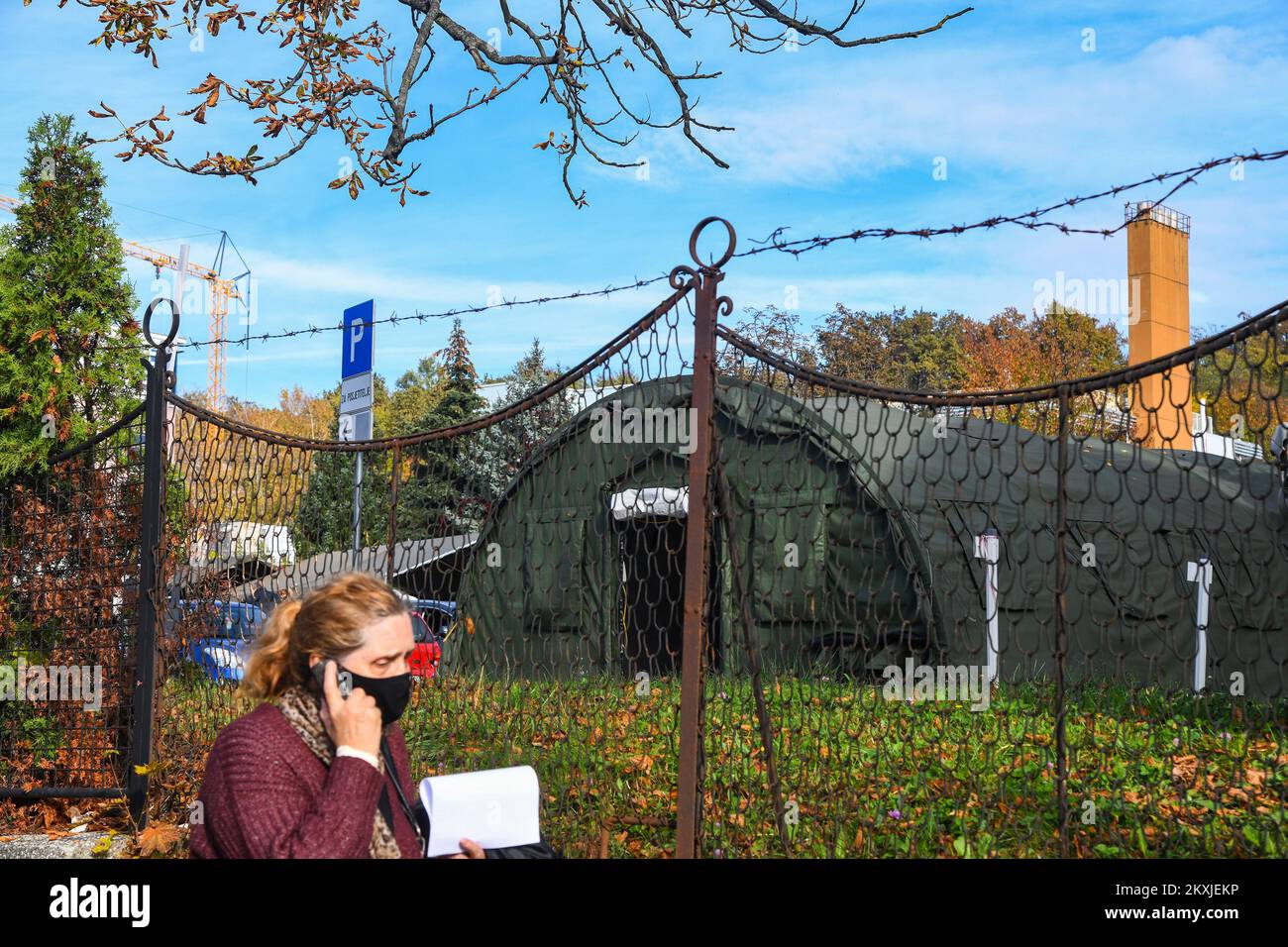 Croatian army in front of the parking lot of the Institute of Public ...
