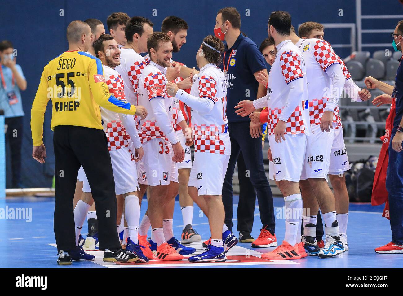 The Croatian national handball team celebrates the victory over Hungary ...