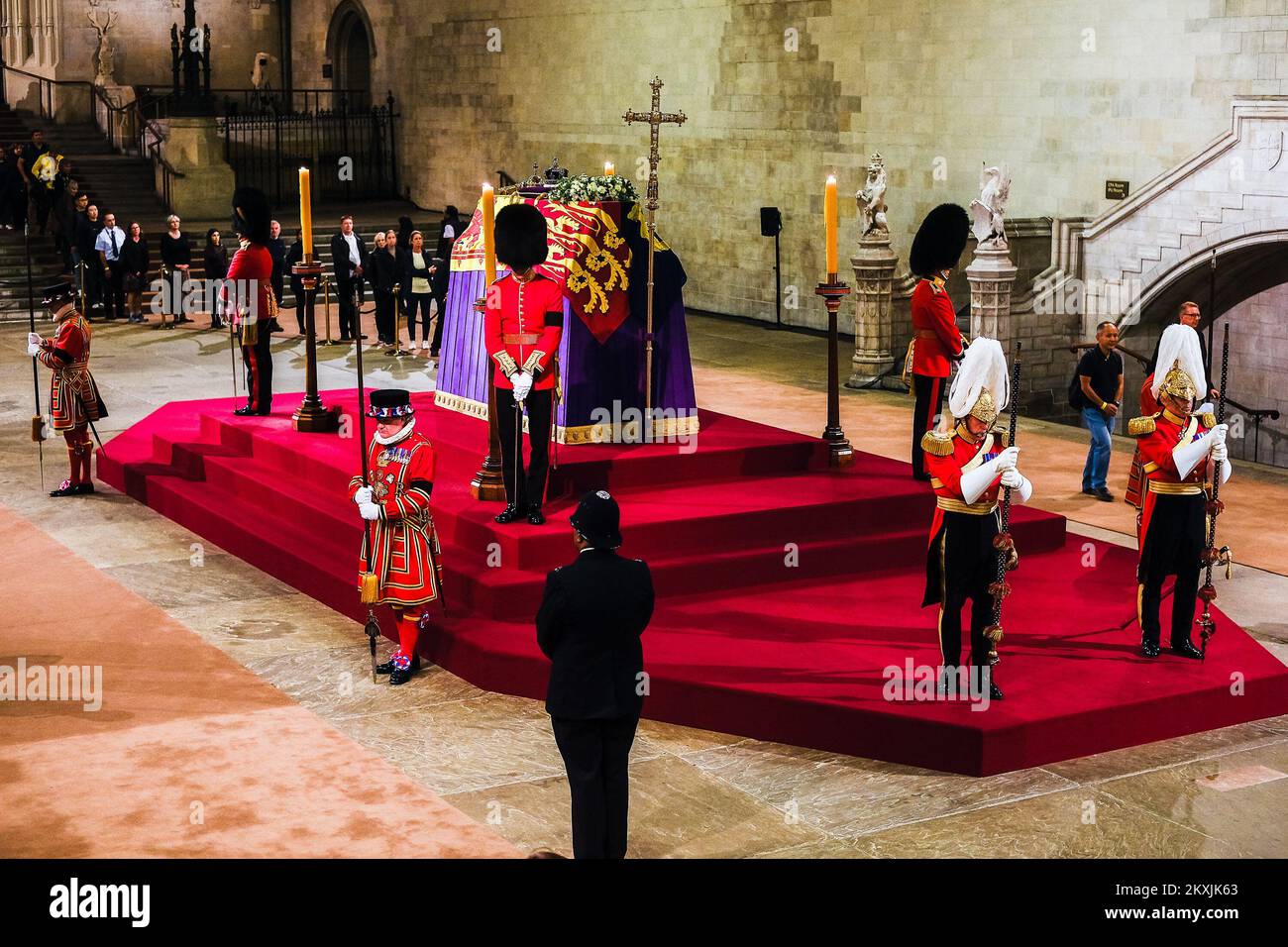 The closed coffin of her late Majesty Queen Elizabeth II photographed ...