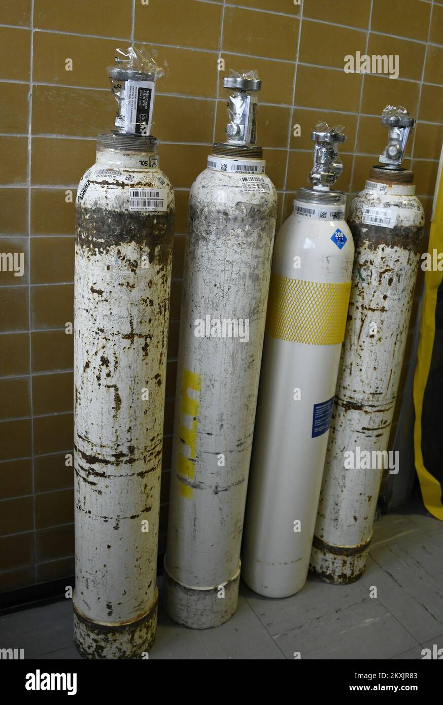 Oxygen hospital tanks hi-res stock photography and images - Alamy