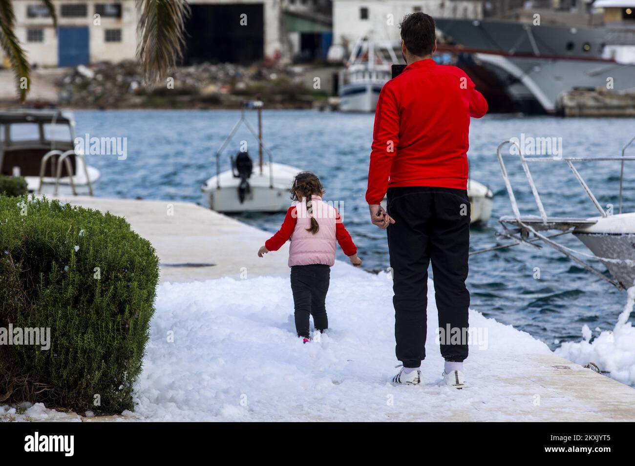 Fire-fighting foam covered the sea and the coast of Vranjica near Split ...