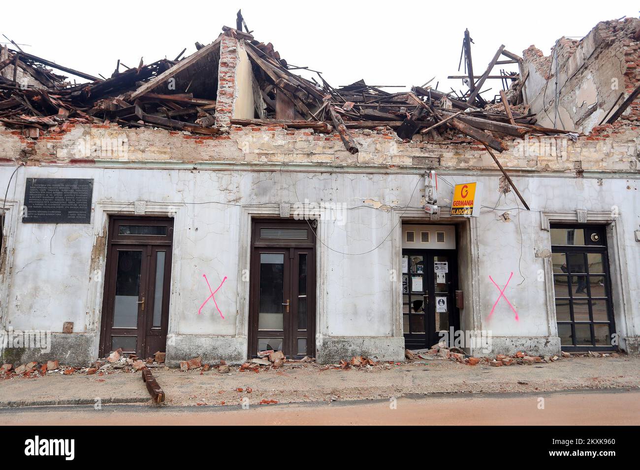 The pictures show buildings damaged in a strong earthquake ...