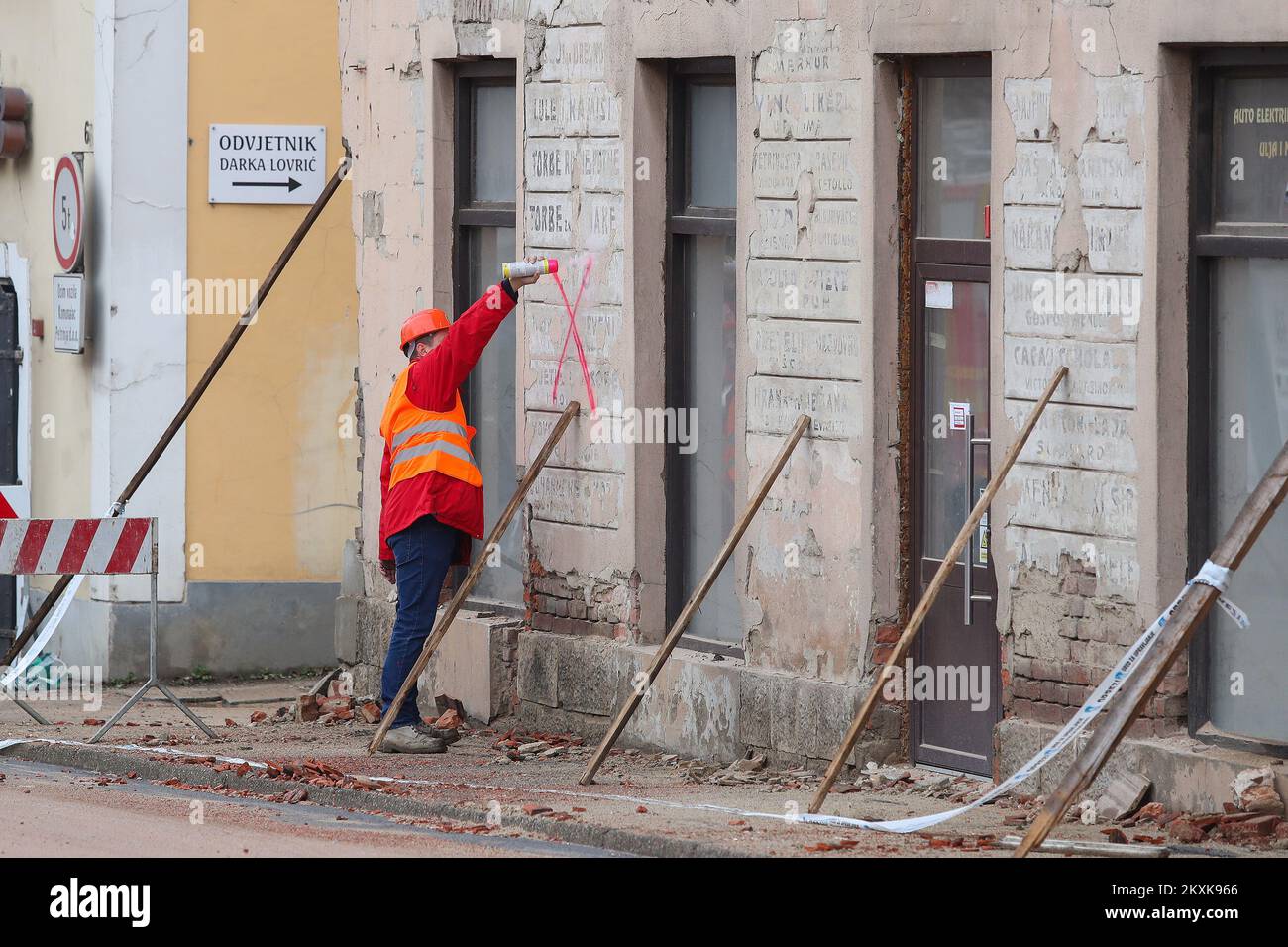 The pictures show buildings damaged in a strong earthquake ...