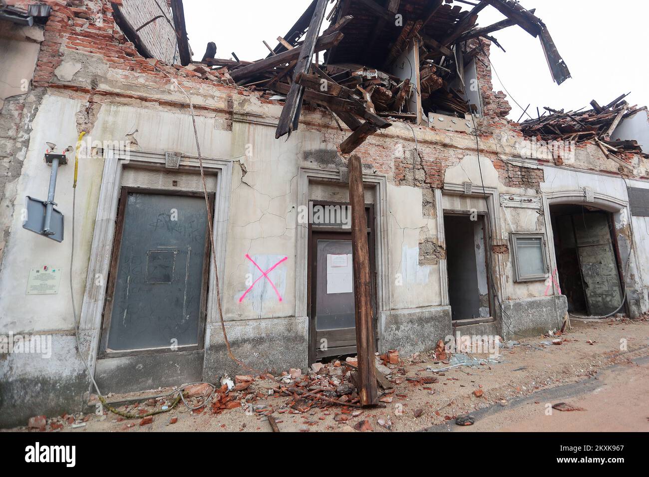 The pictures show buildings damaged in a strong earthquake ...