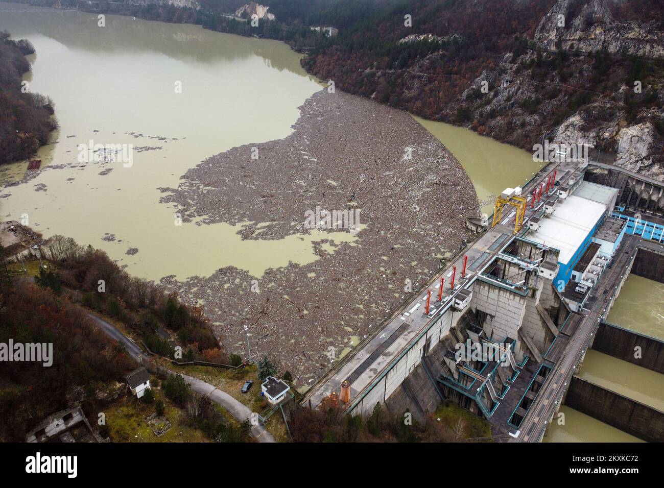 Garbage on rivers hi-res stock photography and images - Alamy