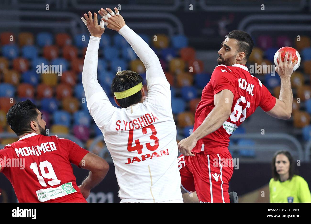 CAIRO, EGYPT - JANUARY 25: Komail Mahfoodh of Bahrain shots a goal ...