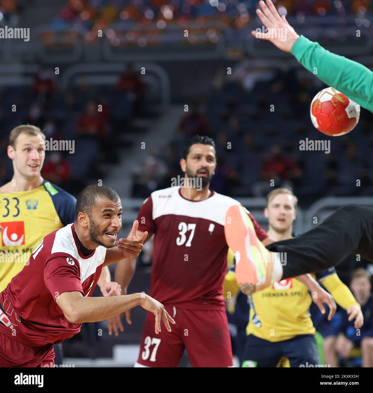 CAIRO, EGYPT - JANUARY 27: Ahmad Madadi of Qatar throws a goal during ...