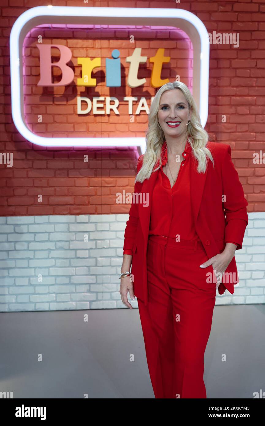 30 November 2022, North Rhine-Westphalia, Hürth: Host Britt Hagedorn stands in the studio after ...