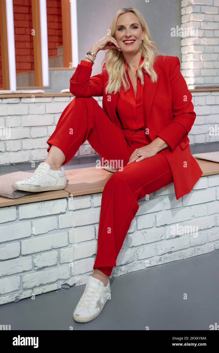 30 November 2022, North Rhine-Westphalia, Hürth: Presenter Britt Hagedorn sits in the studio ...