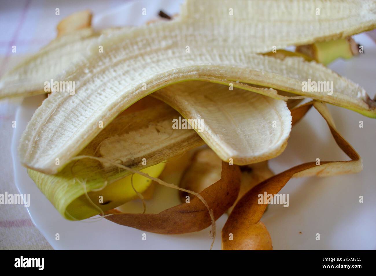 banana and apple skins on a plate Stock Photo - Alamy