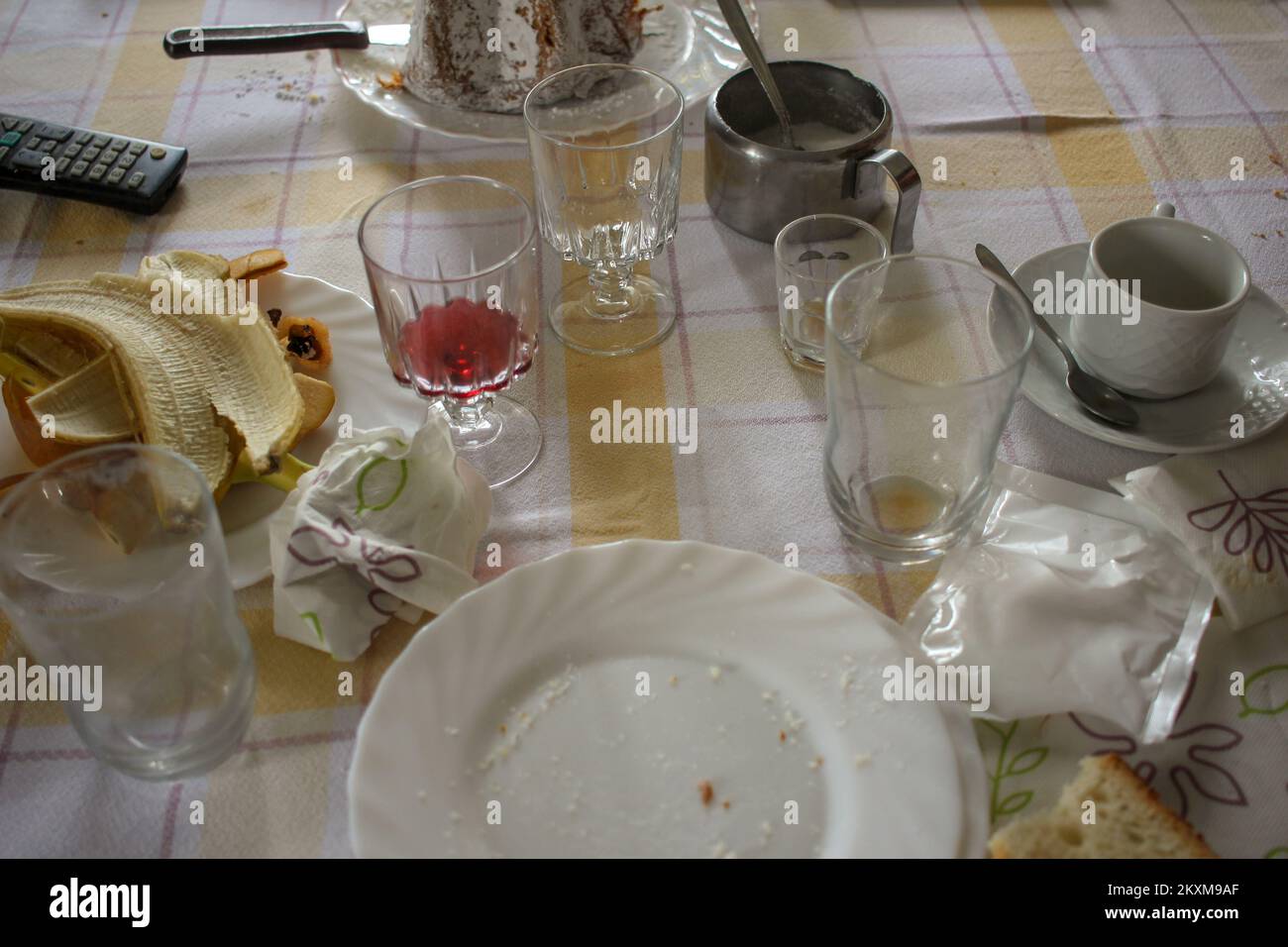 Empty lunch table hi-res stock photography and images - Alamy