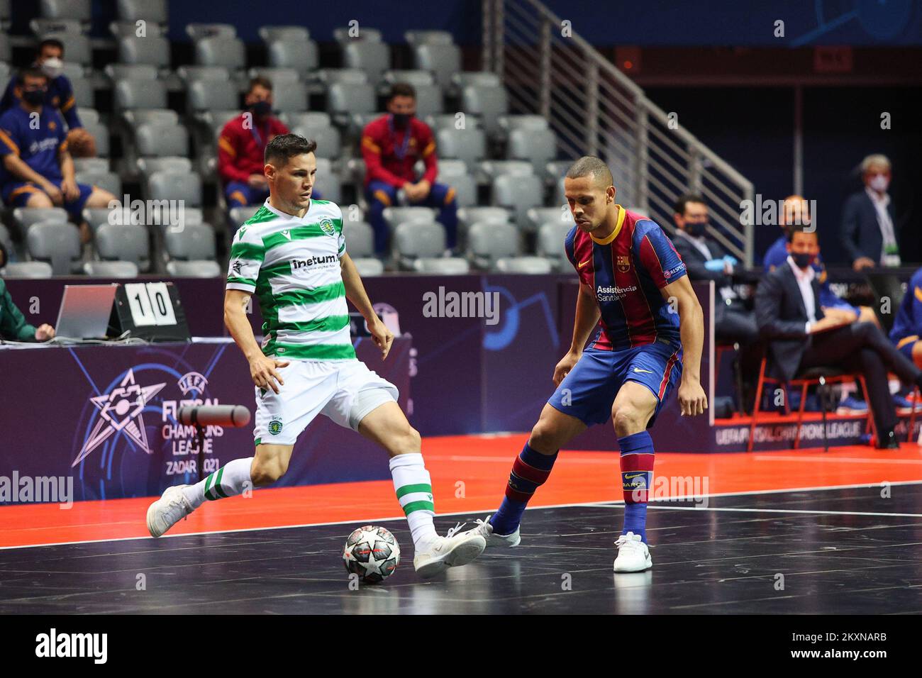 Alex Merlim of Sporting CP in action against Ferrao of Barca during ...