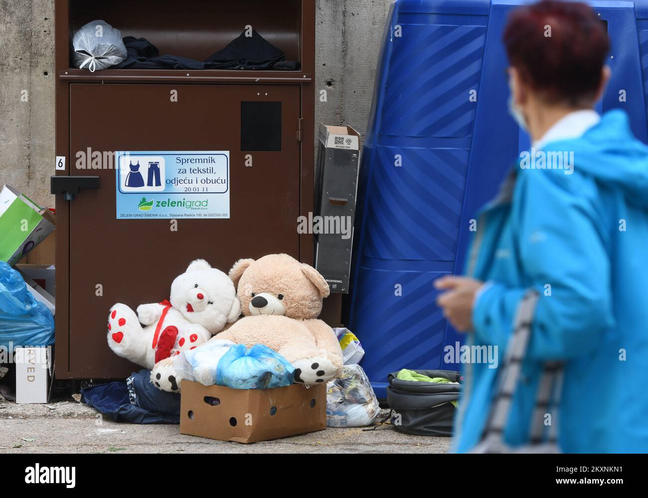 Two teddy bears became homeless and ended up in a garbage container in ...