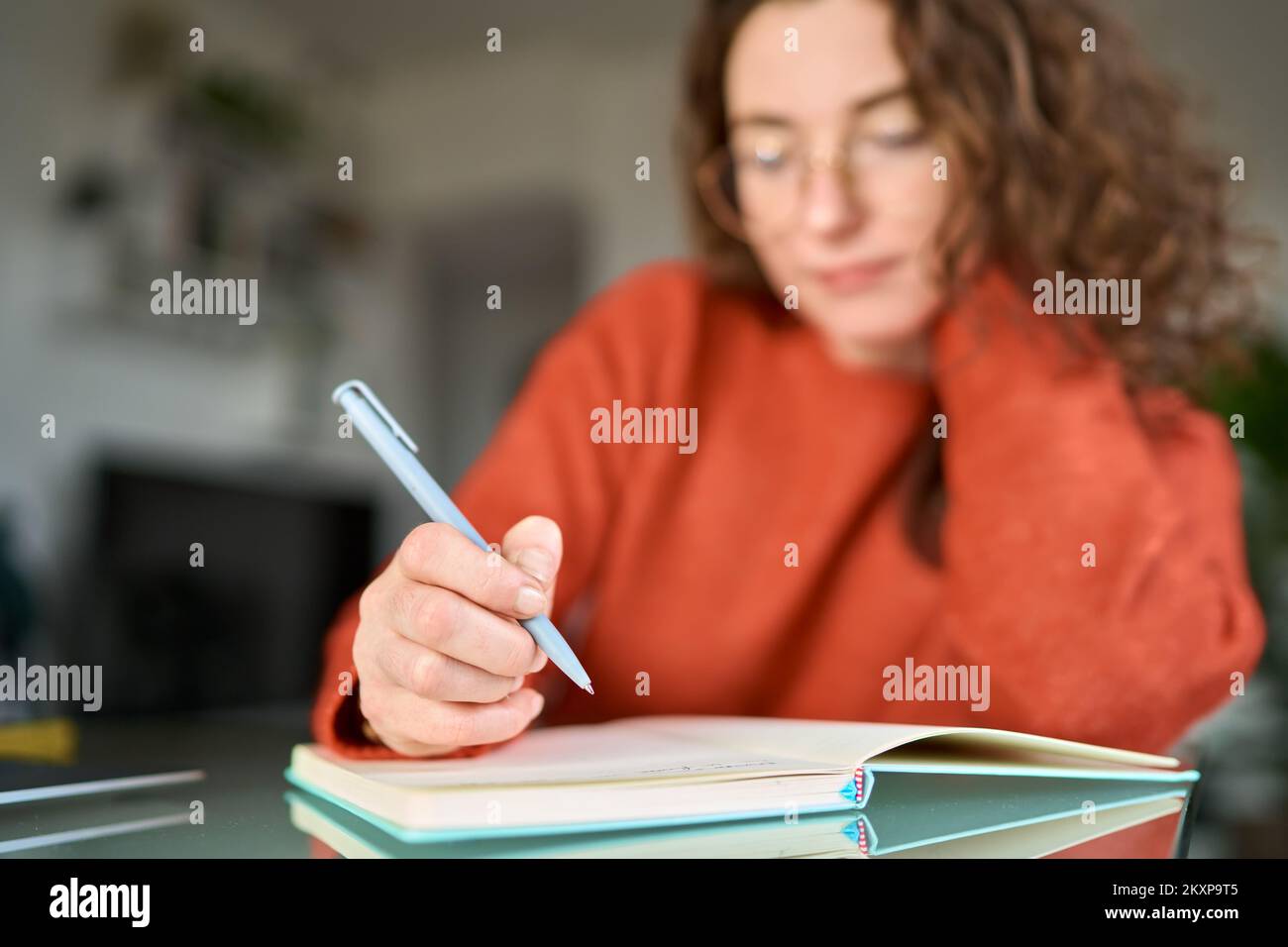 Hand pen desk hi-res stock photography and images - Alamy