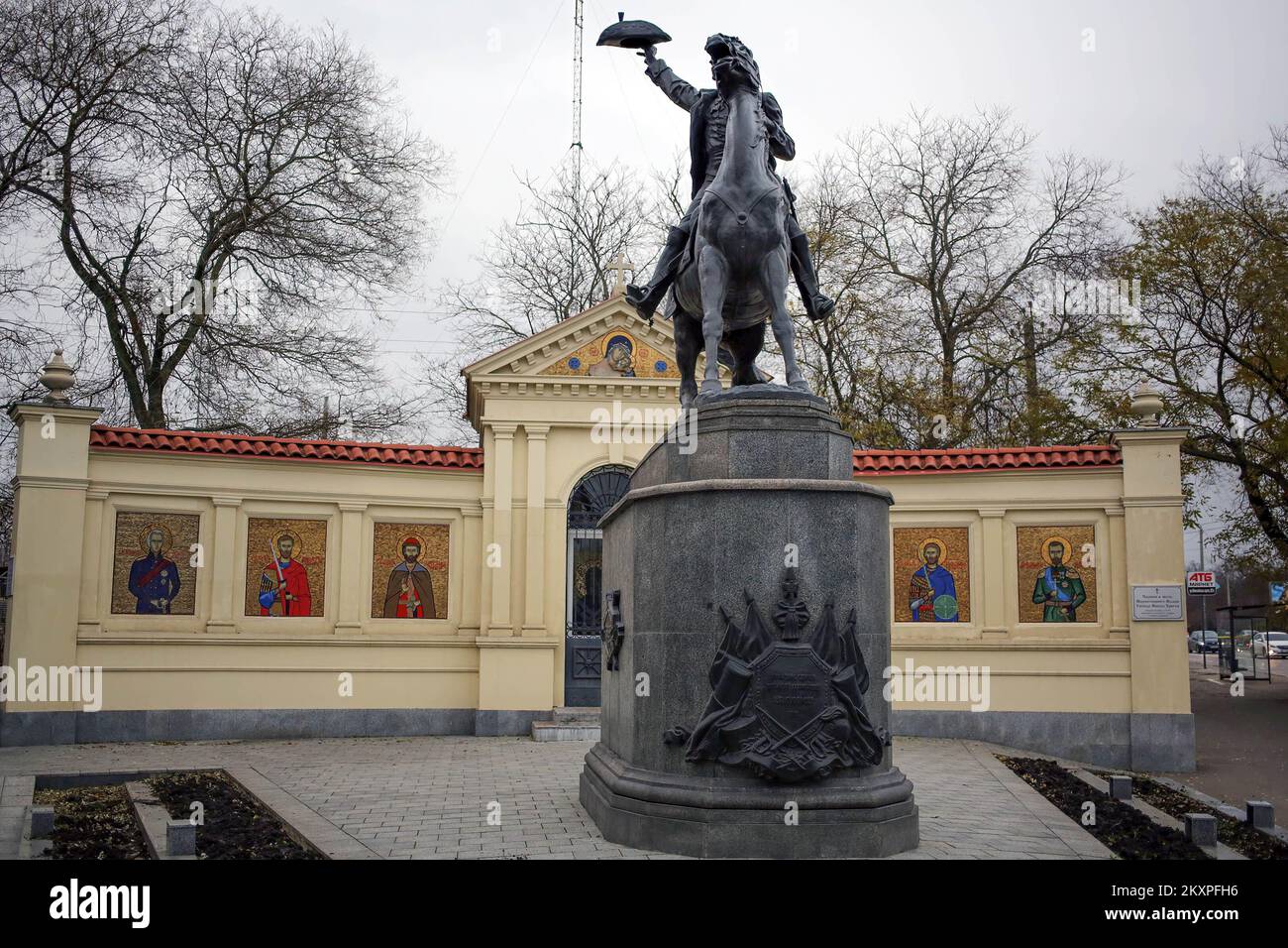 The monument to A.V. Suvorov is seen at the entrance to the settlement ...