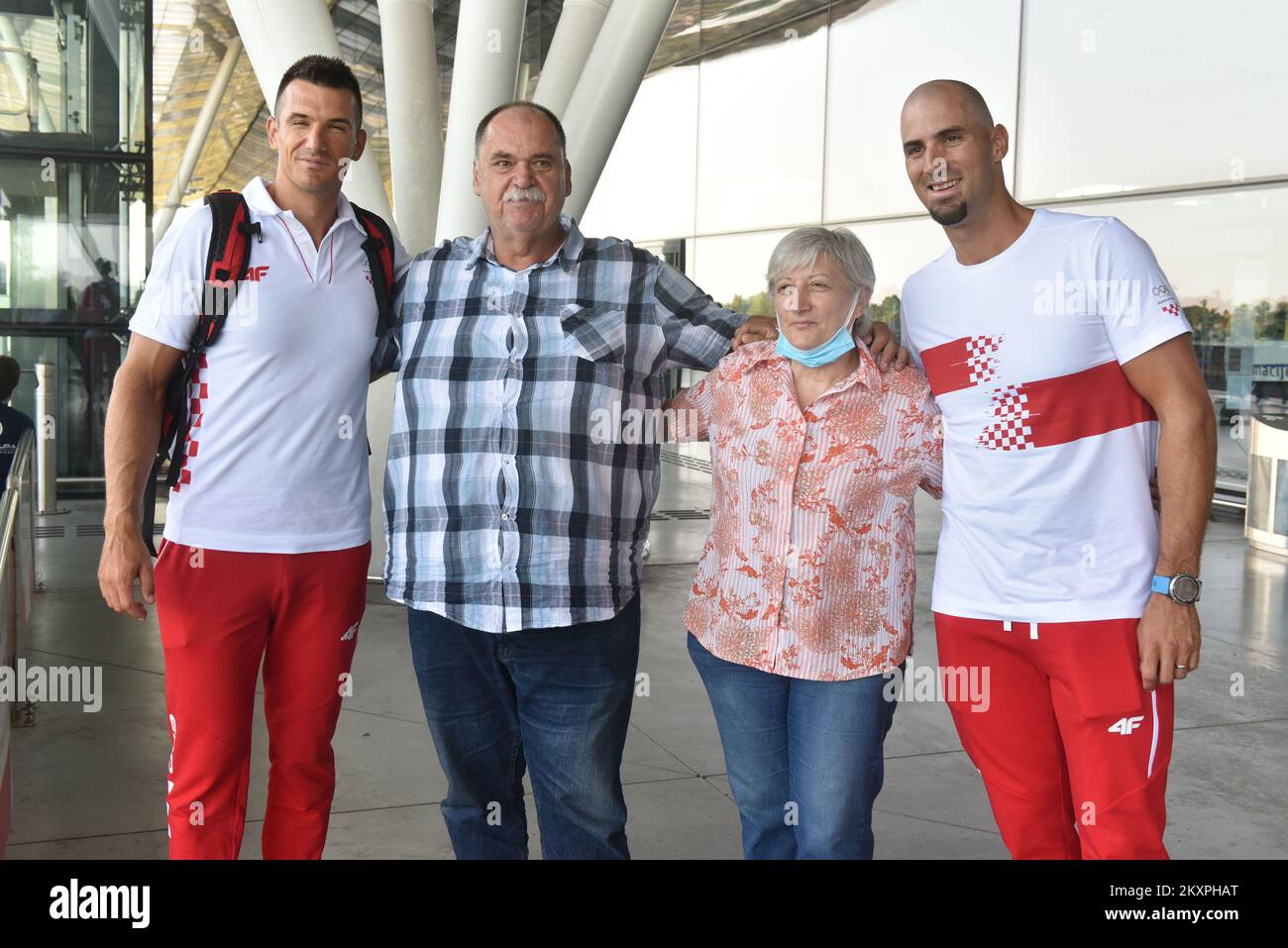 Croatian rowers Valent and Martin Sinkovic pose for photo with parents ...