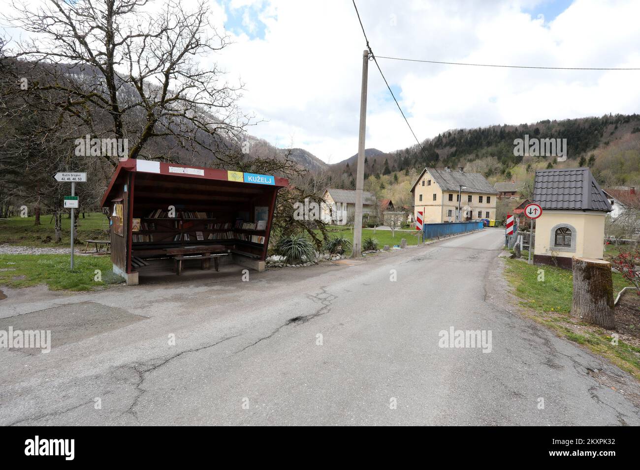 Library bus village hi-res stock photography and images - Alamy