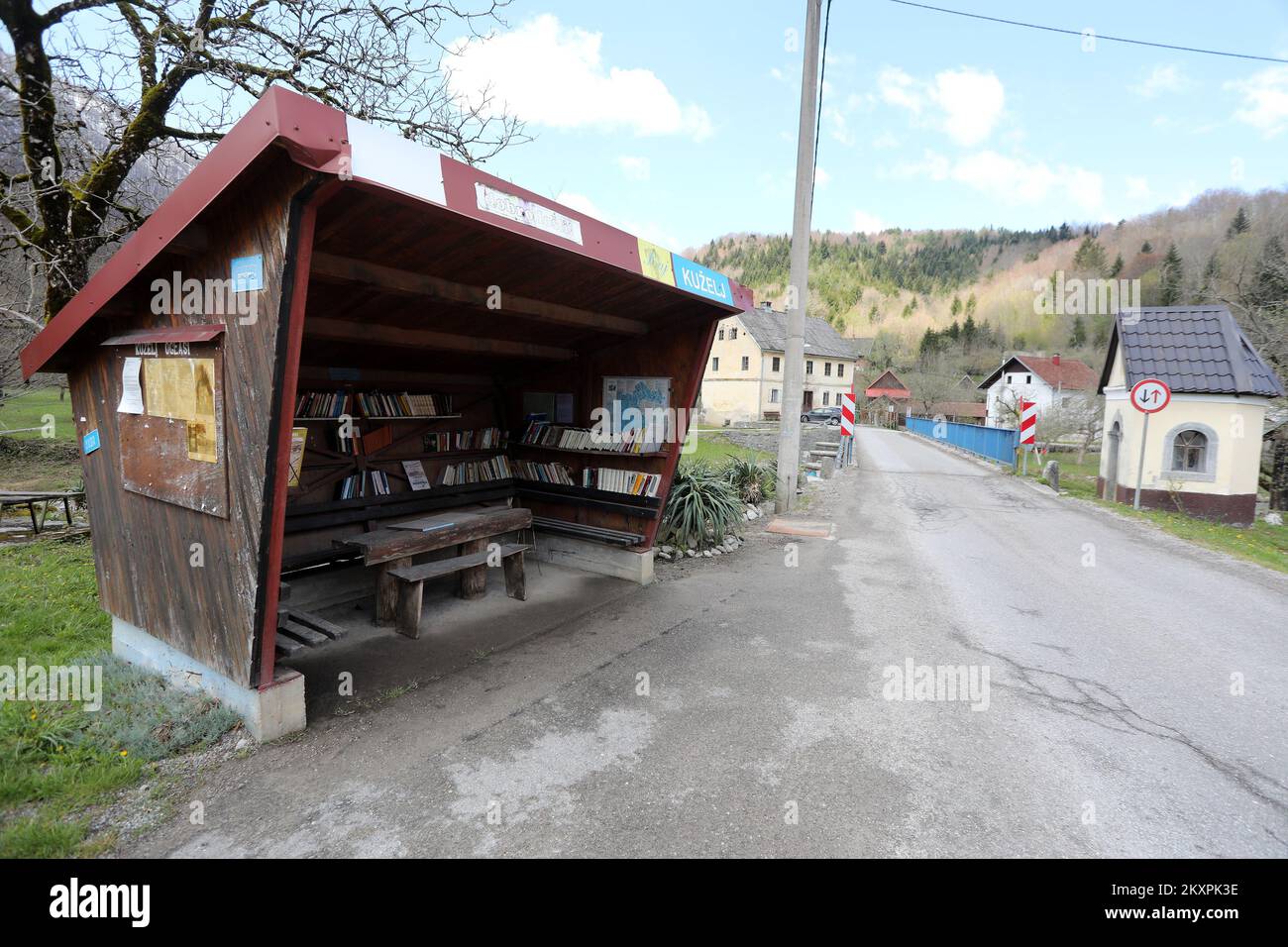 Library bus village hi-res stock photography and images - Alamy