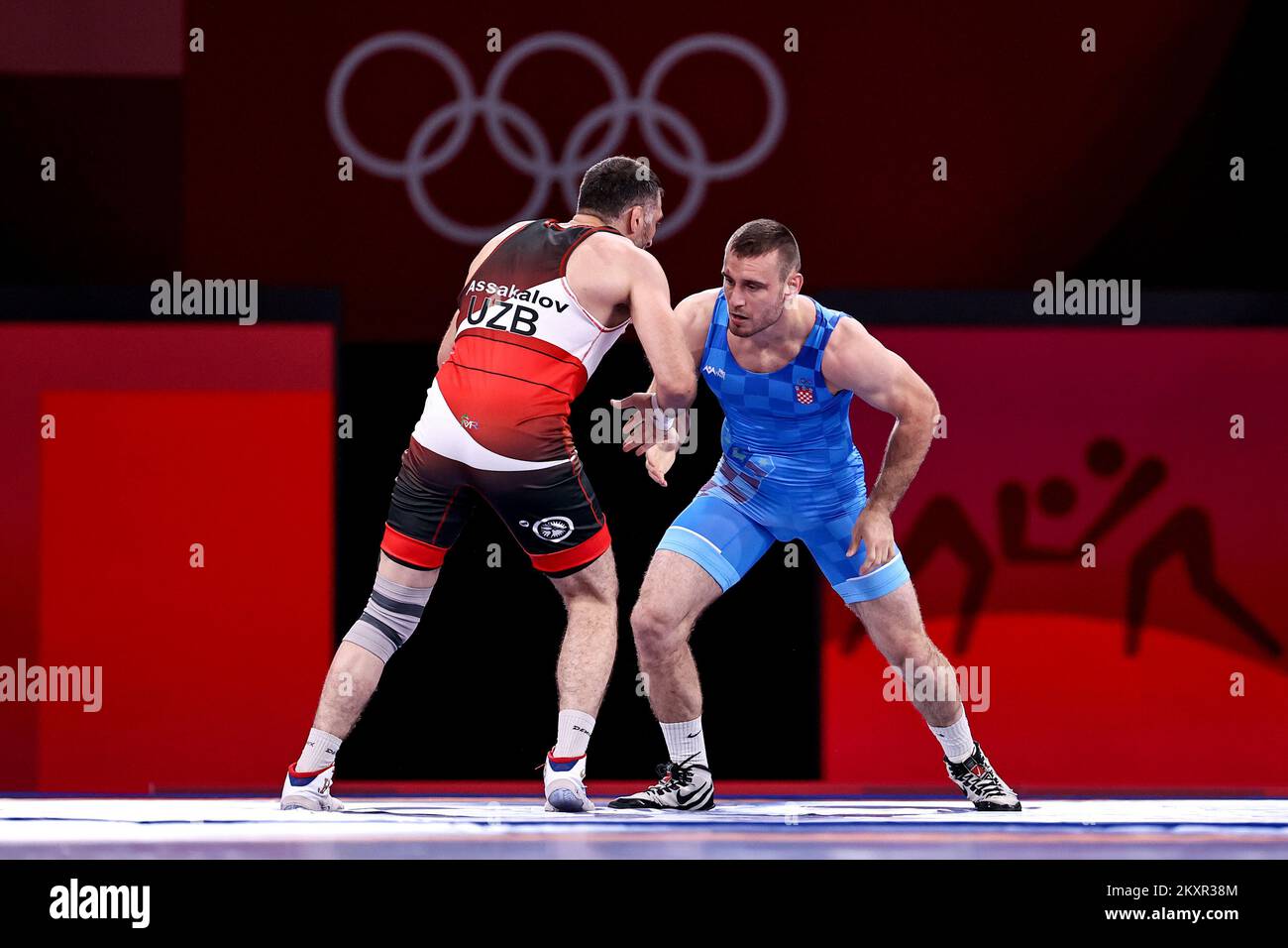 Ivan Huklek of Team Croatia competes against Rustam Assakalov of Team ...