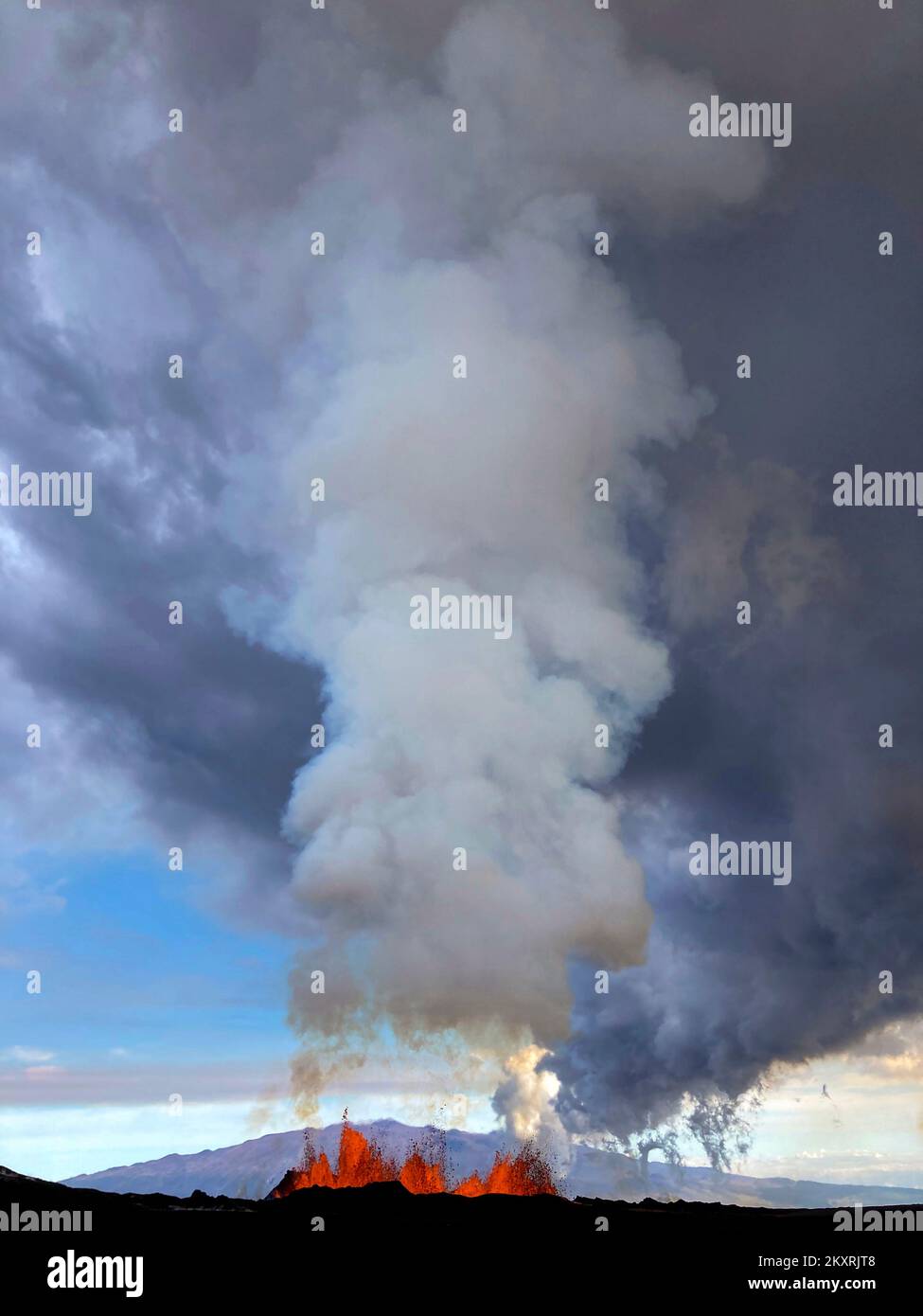 Mauna Loa, United States of America. 30 November, 2022. A lava fountain ...