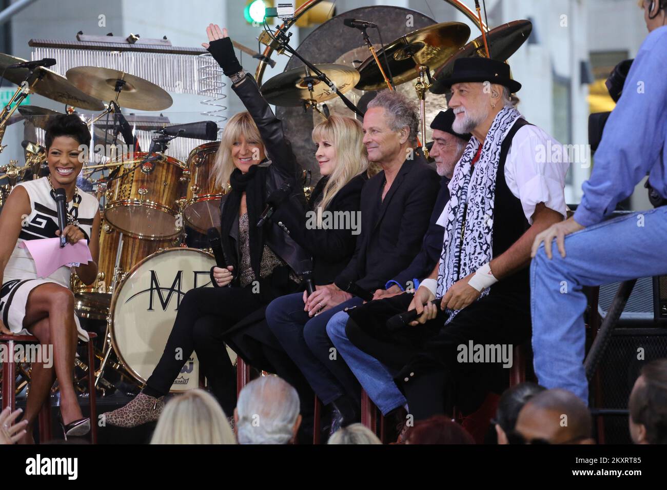 Christine McVie, Stevie Nicks, John McVie, Lindsay Buckingham and Mick ...