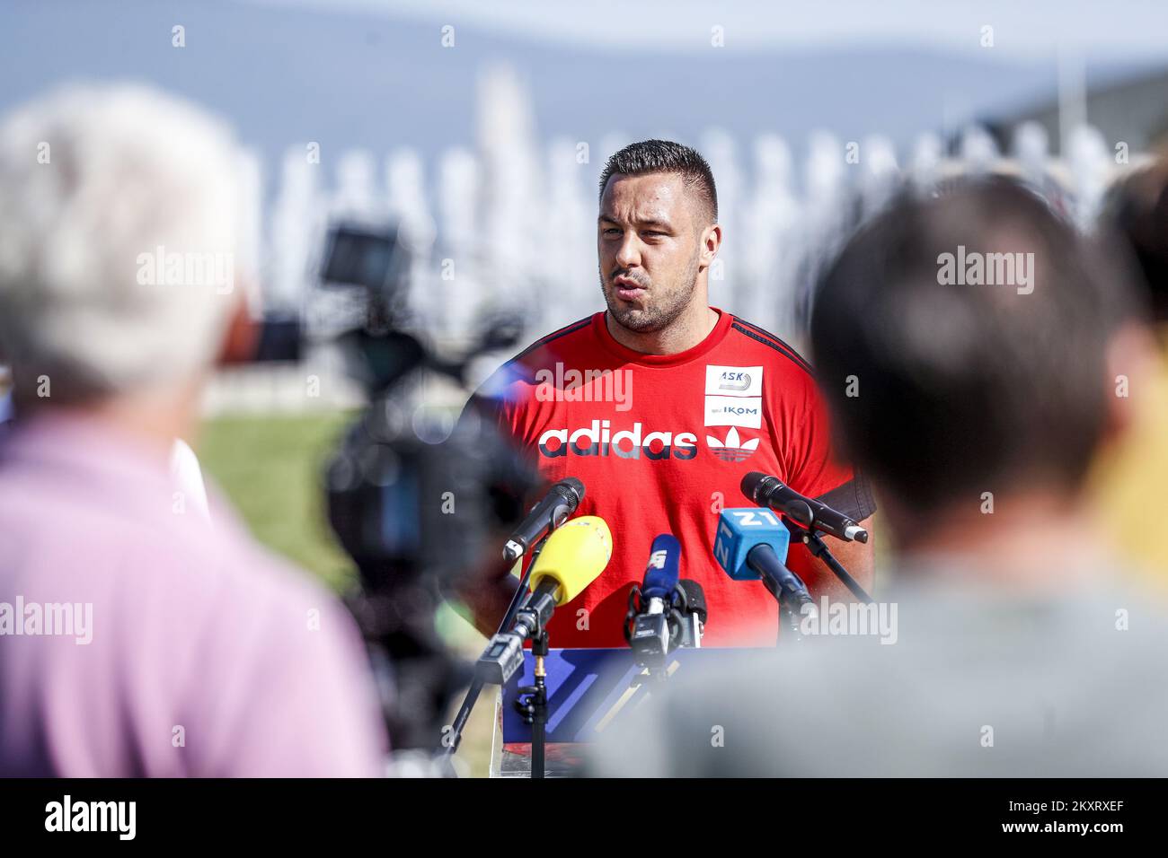 Novinare hi-res stock photography and images - Alamy