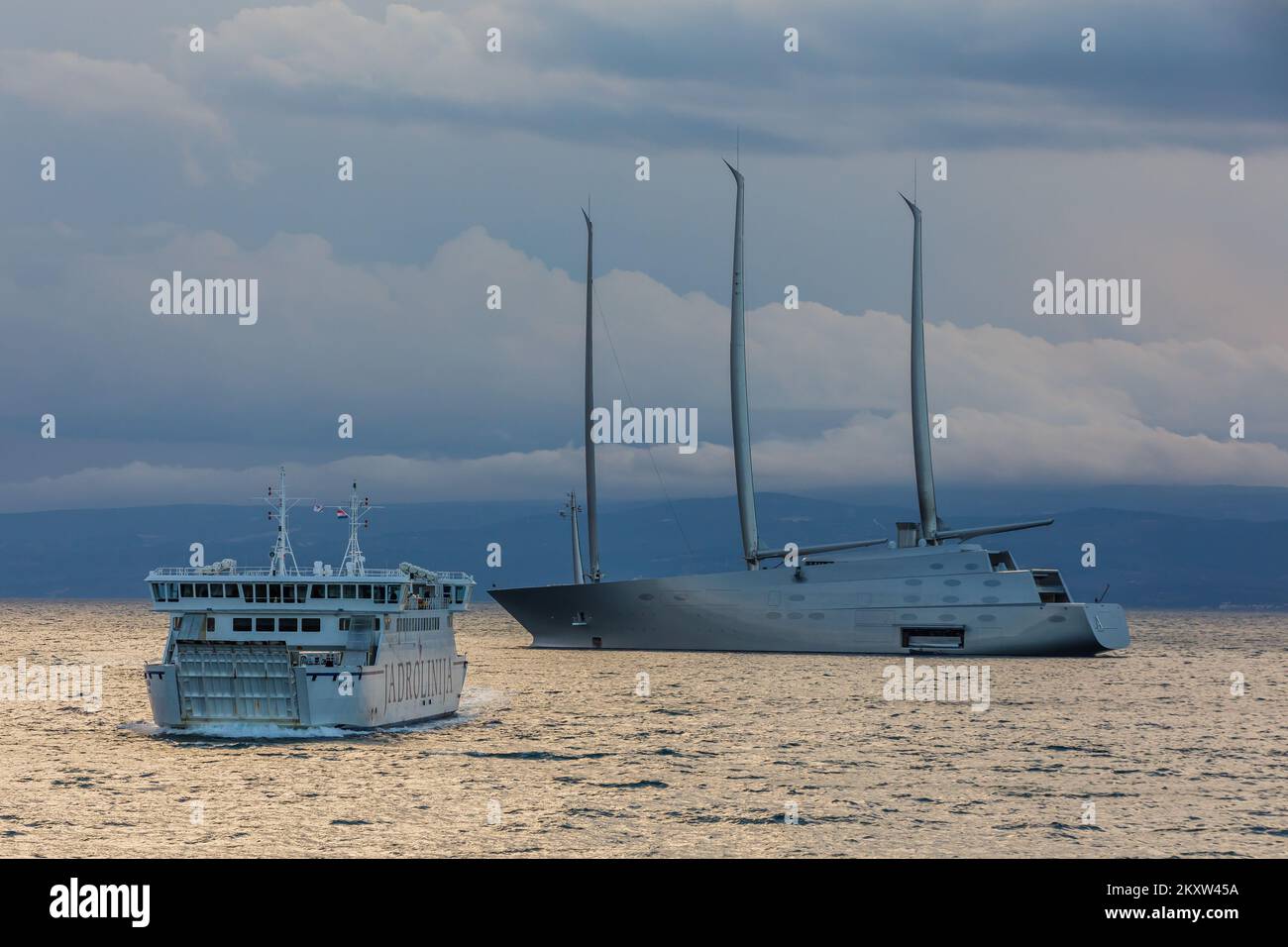 A view of the largest and most expensive yacht in the world Sailing ...