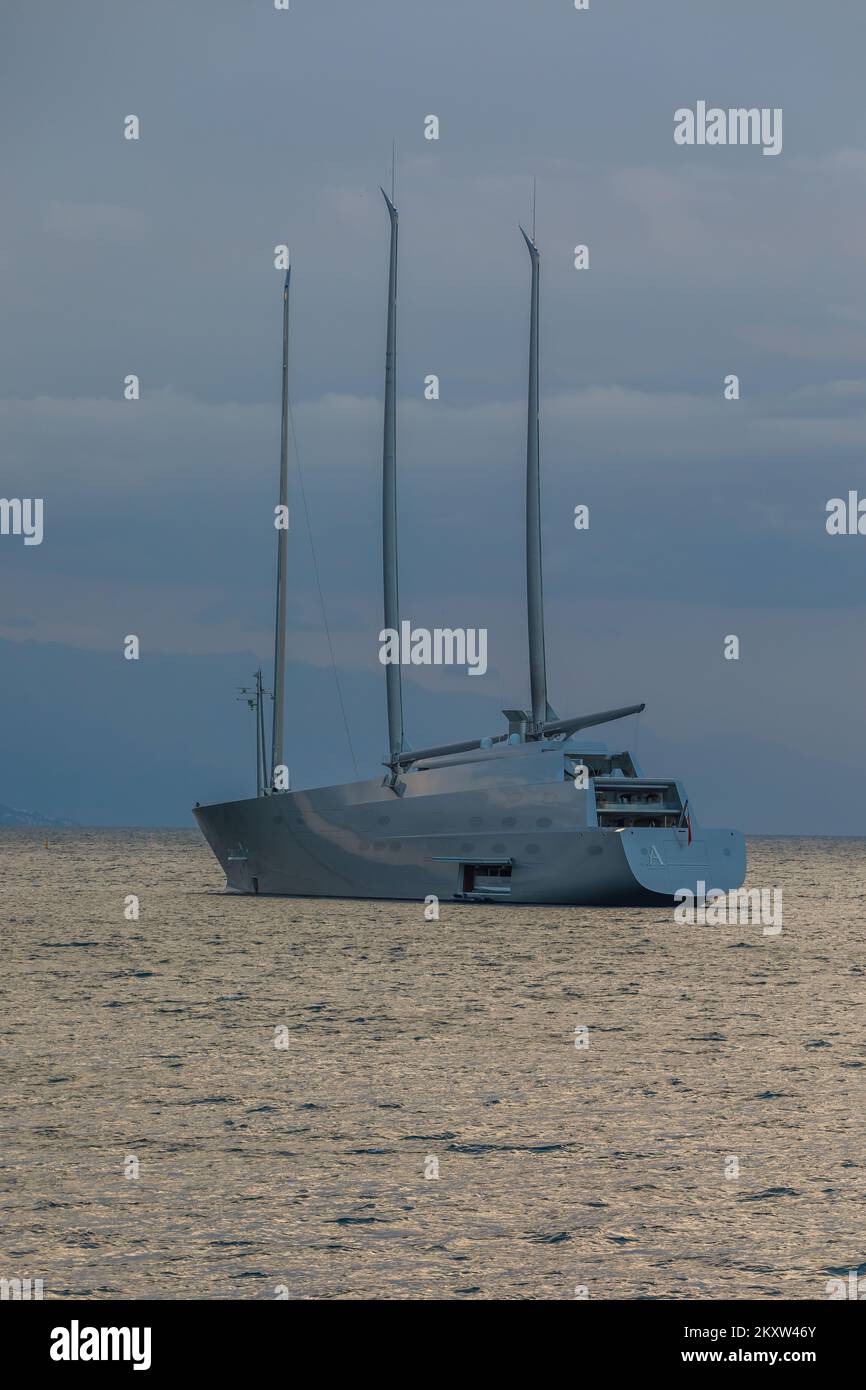 A view of the largest and most expensive yacht in the world Sailing ...