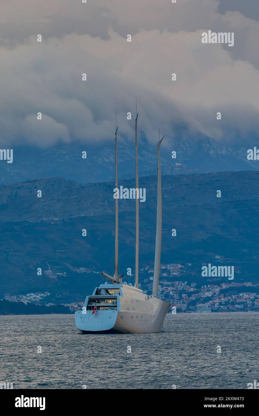 A view of the largest and most expensive yacht in the world Sailing ...