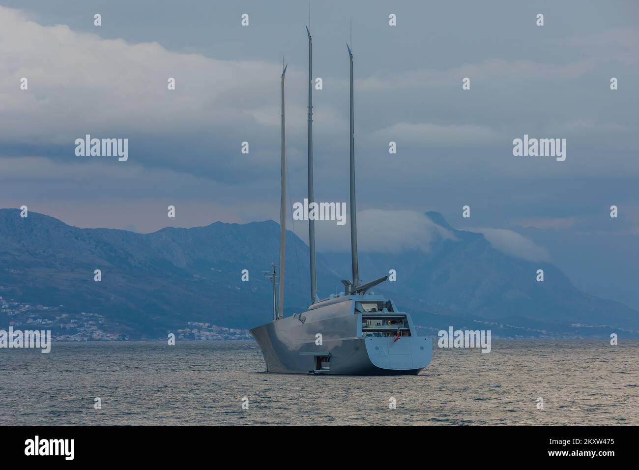 A view of the largest and most expensive yacht in the world Sailing ...