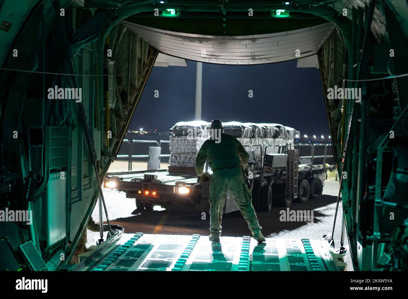 U.S. Army Soldiers assigned to the 824th Quartermaster Company and U.S ...