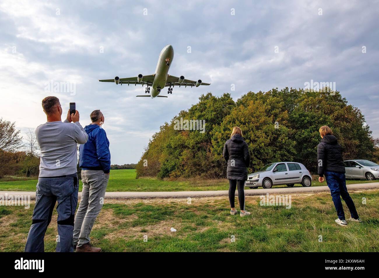 Watching planes take off hi-res stock photography and images - Alamy