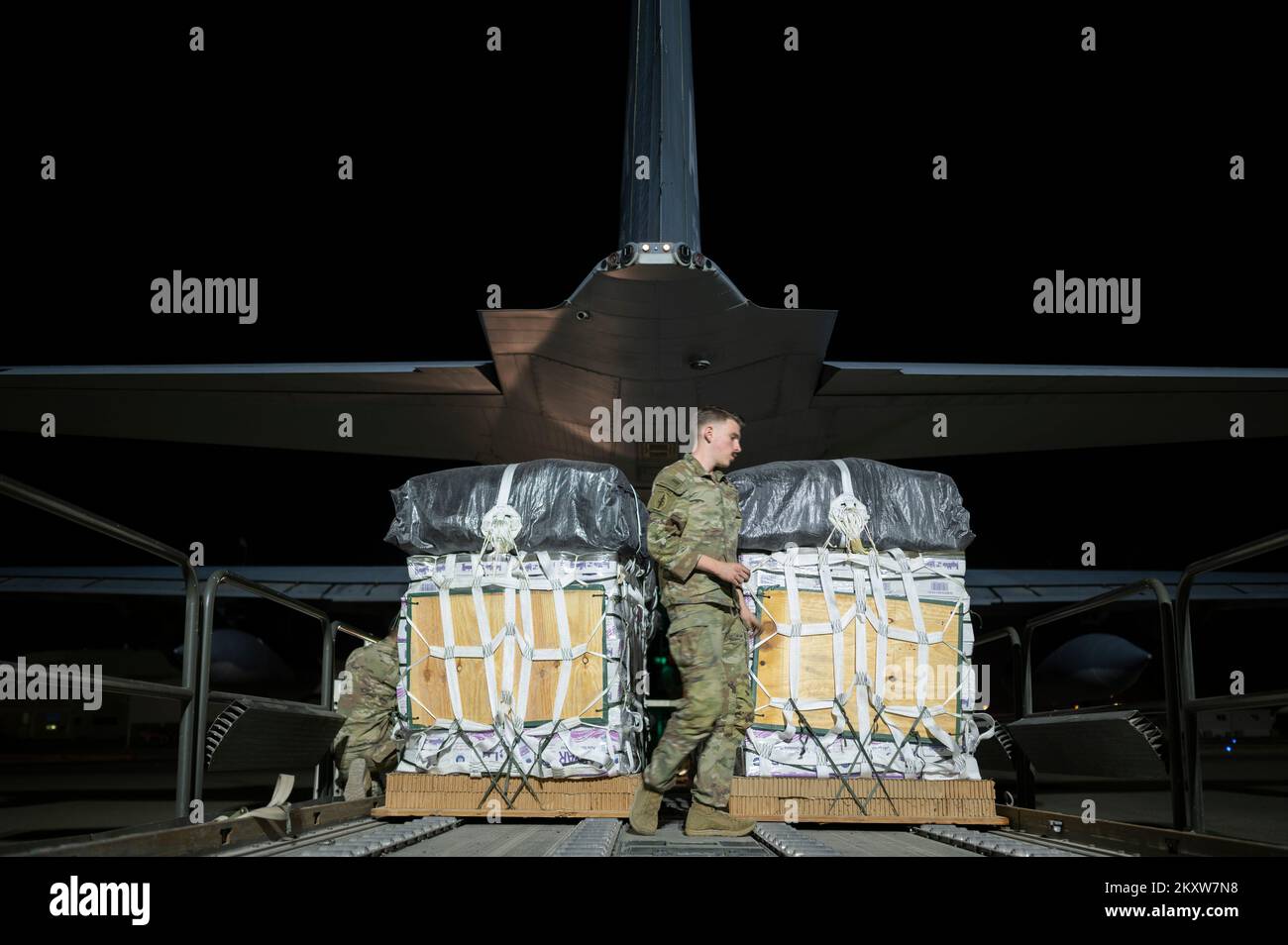 U.S. Army Soldiers assigned to the 824th Quartermaster Company and U.S ...