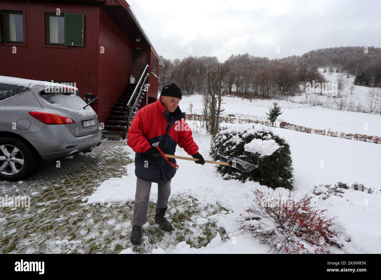 Old man shoveling snow hi-res stock photography and images - Alamy