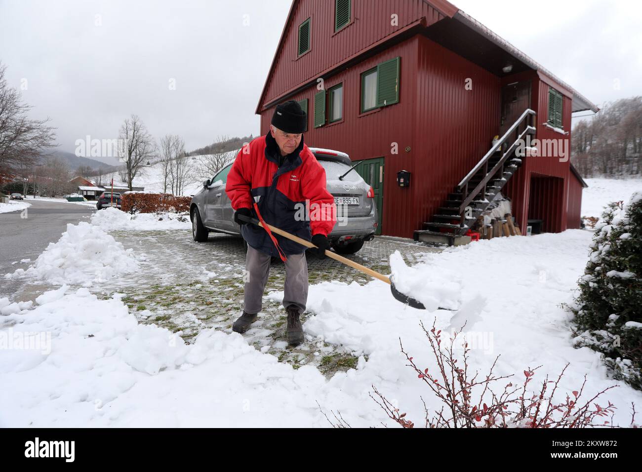 Old man shoveling snow hi-res stock photography and images - Alamy