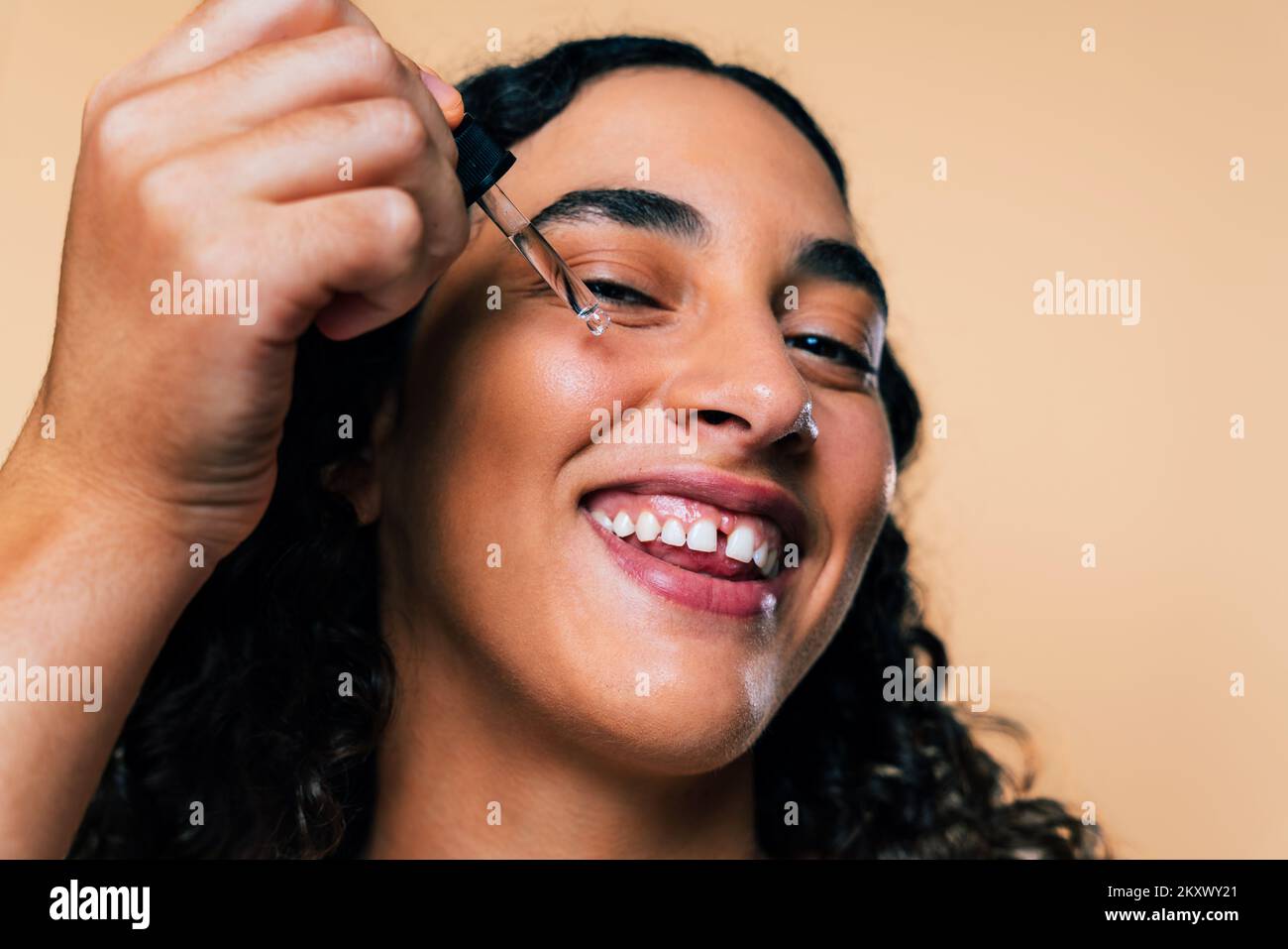 Beauty studio portrait of beautiful young woman with diastema ...