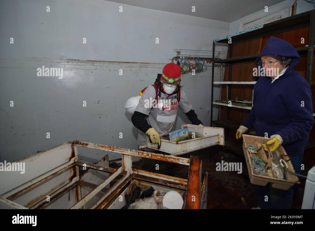 Hurricane aftermath people helping hi-res stock photography and images ...