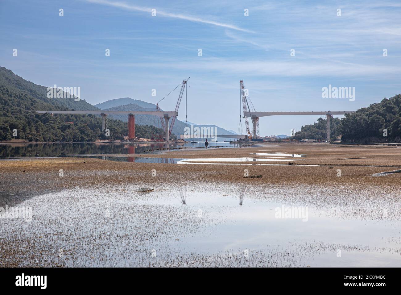 Preparations for the installation of the last segment of the steel span ...