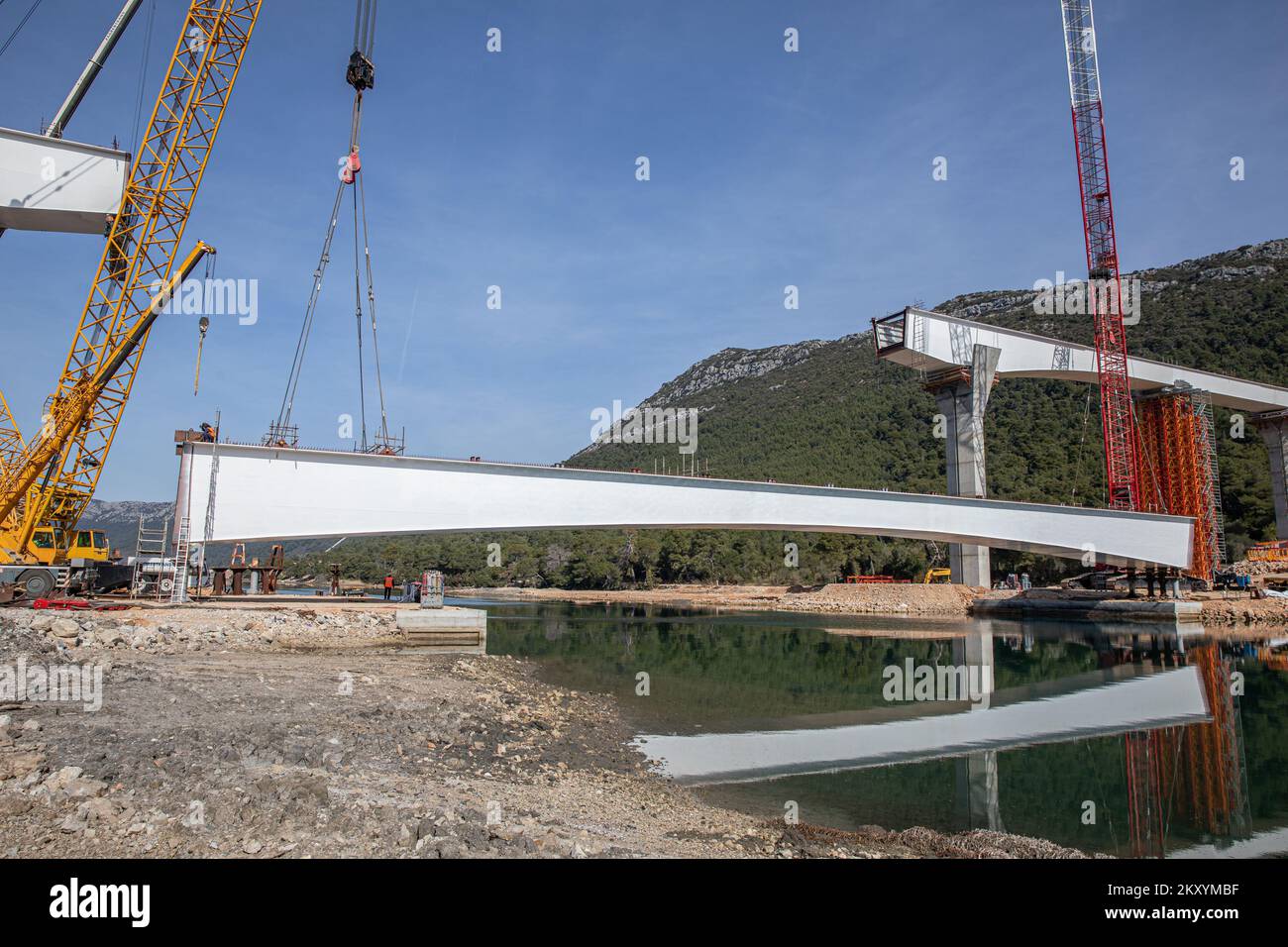 Preparations for the installation of the last segment of the steel span ...