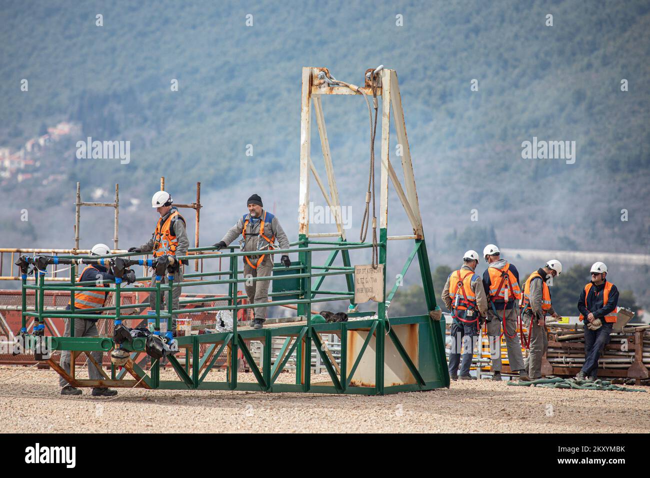 Preparations for the installation of the last segment of the steel span ...