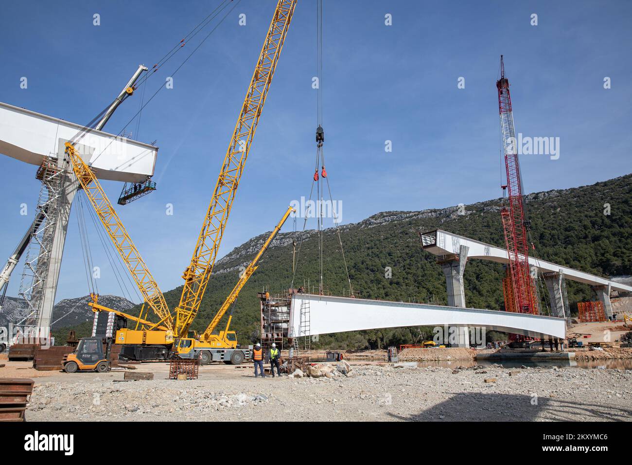 Preparations for the installation of the last segment of the steel span ...