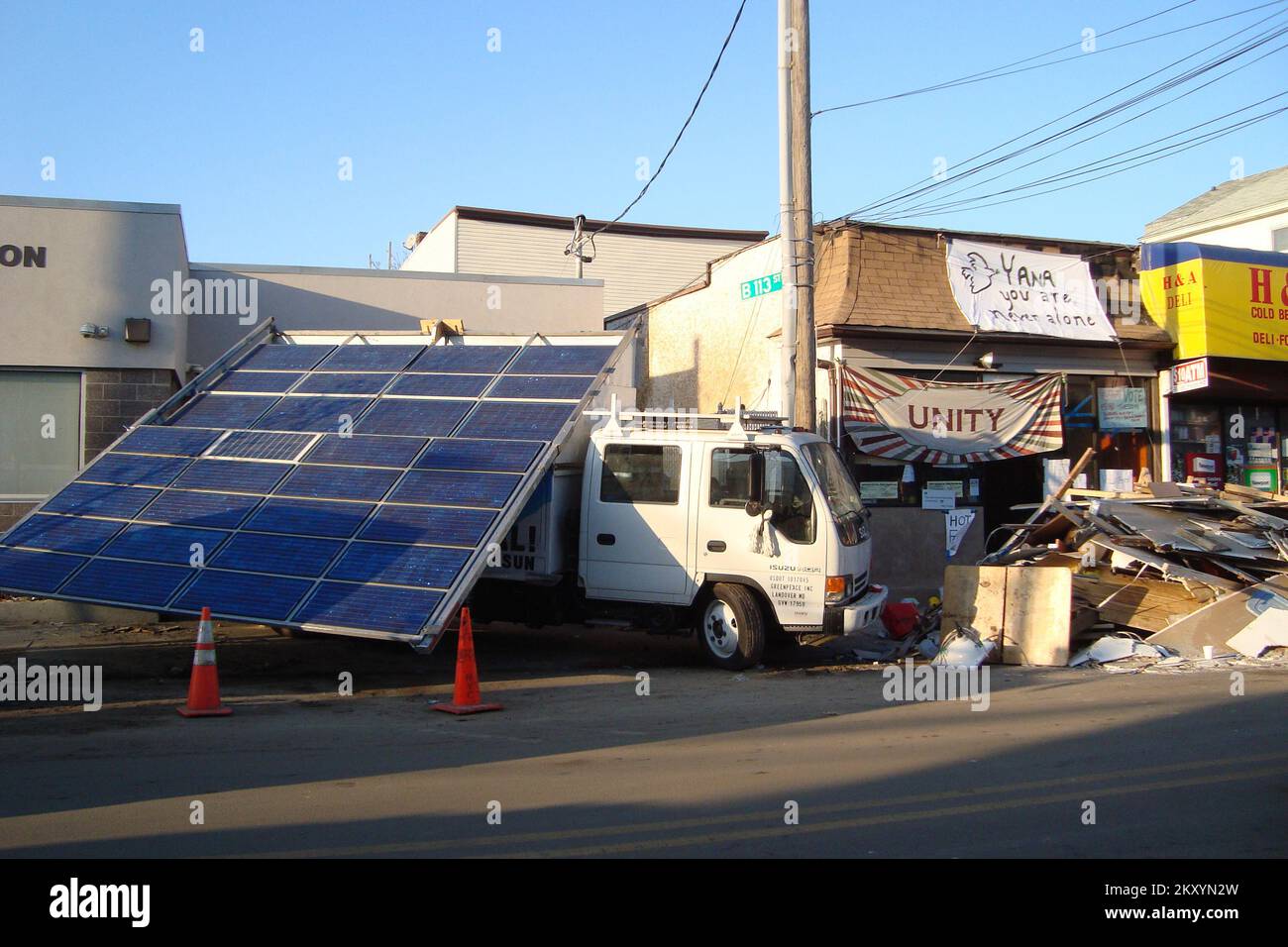 Volunteers working hurricane sandy hi-res stock photography and images ...