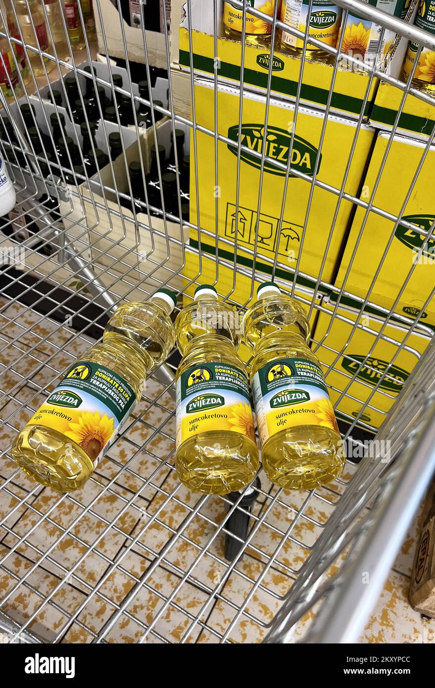 Sunflower oil can be seen in the photo during the purchase in Zagreb ...