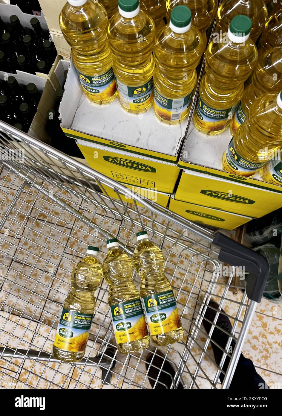 Sunflower oil can be seen in the photo during the purchase in Zagreb ...