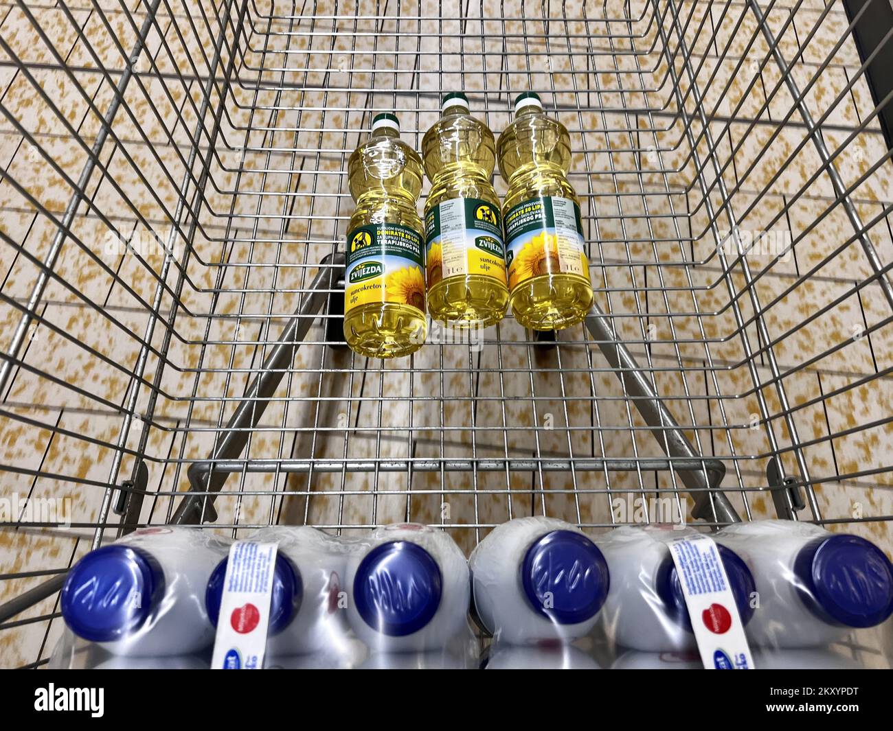 Sunflower oil can be seen in the photo during the purchase in Zagreb ...