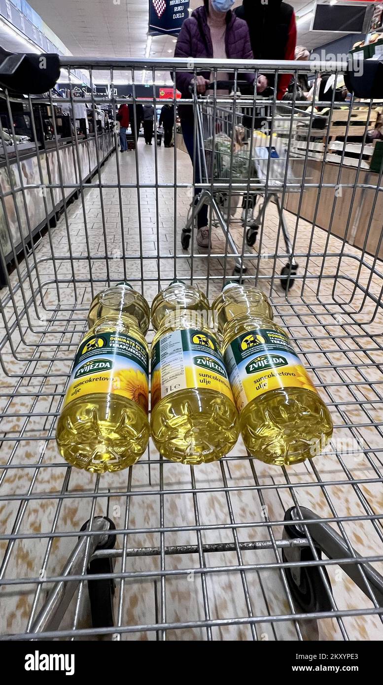 Sunflower oil can be seen in the photo during the purchase in Zagreb ...