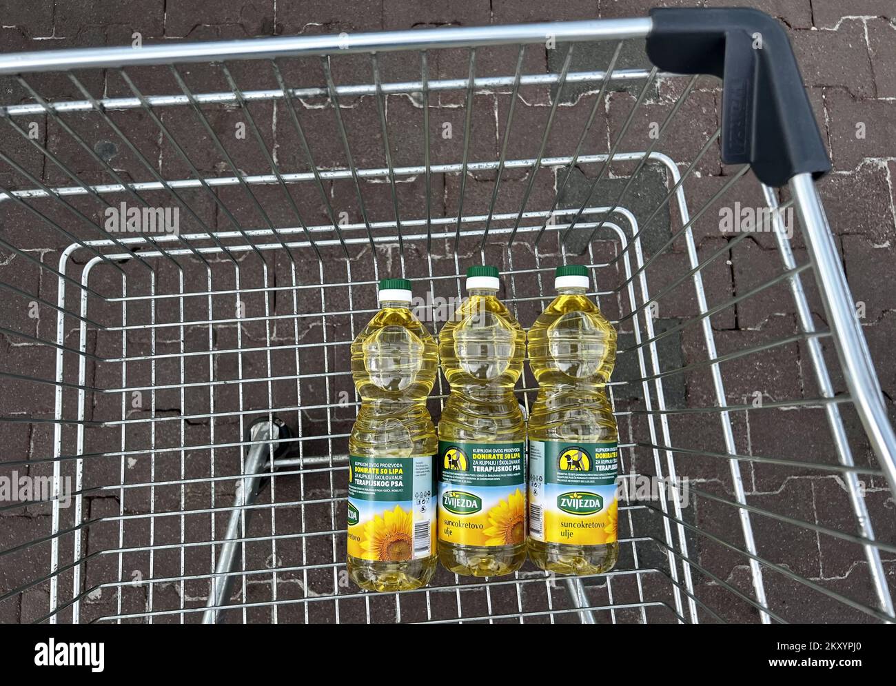 Sunflower oil can be seen in the photo during the purchase in Zagreb ...
