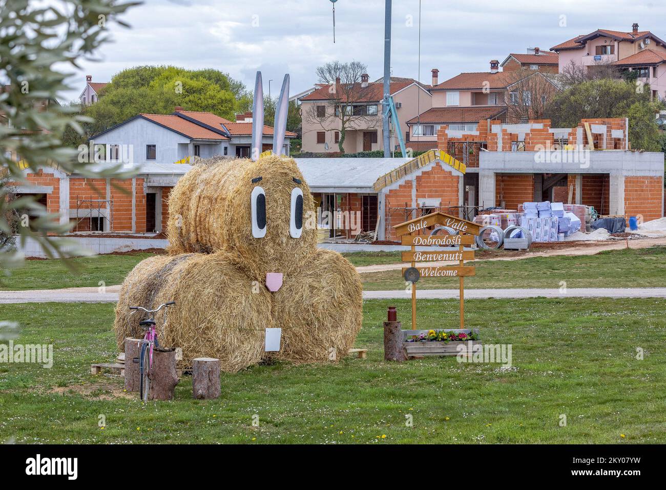 Easter bunny made straw hi-res stock photography and images - Alamy