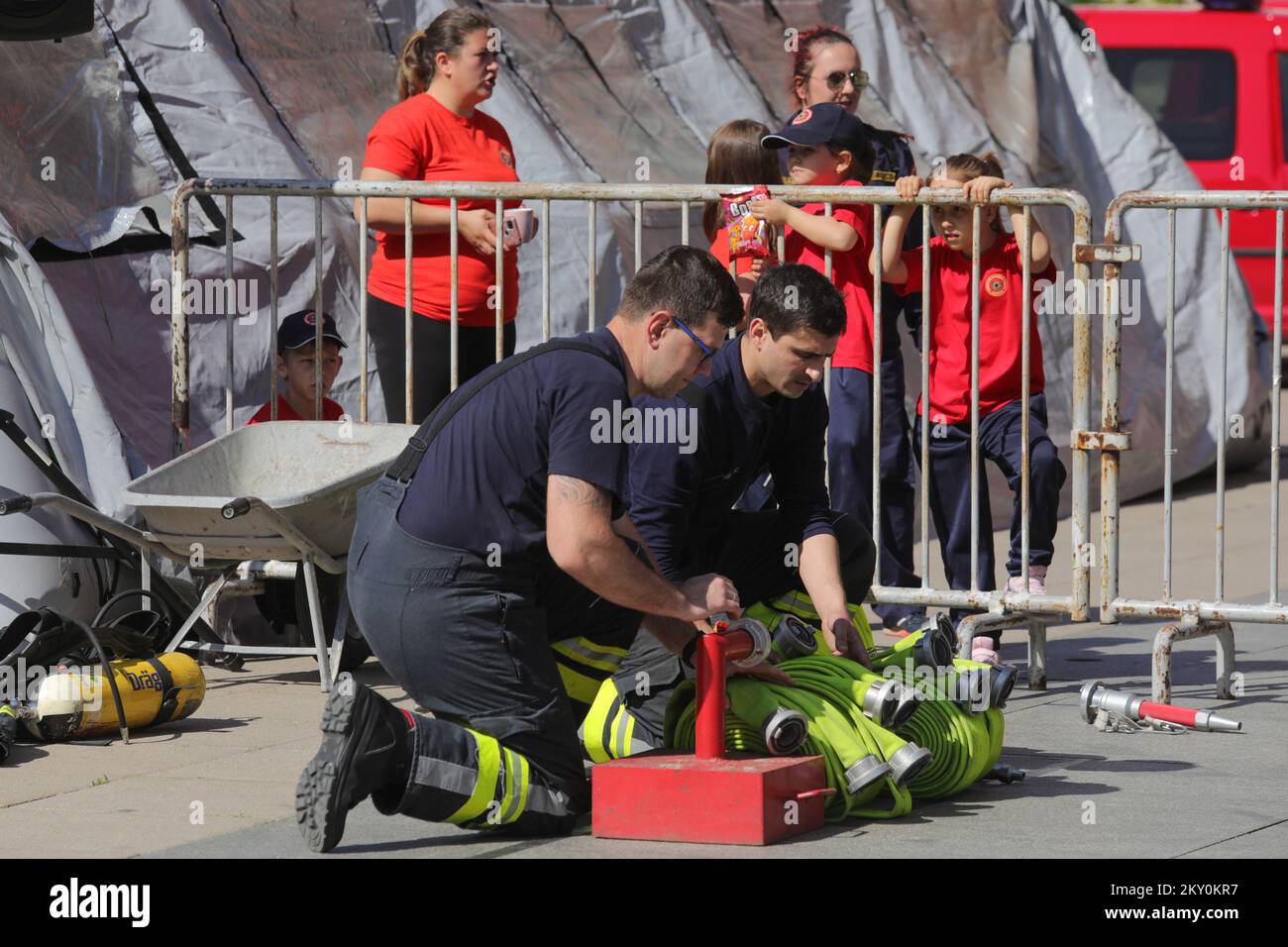 Self rescue techniques hi-res stock photography and images - Alamy