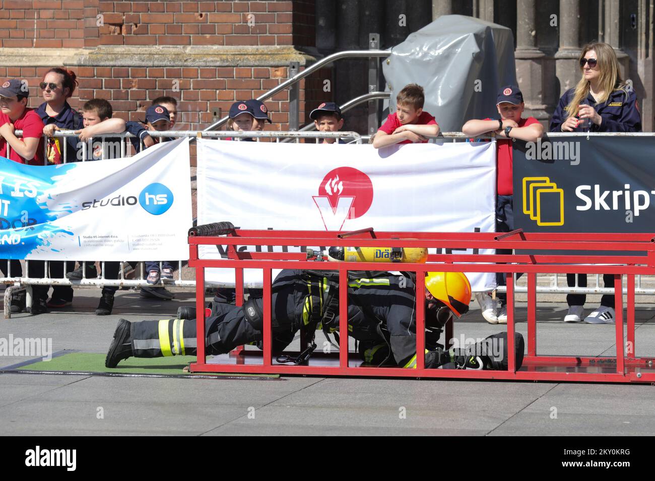 Self rescue techniques hi-res stock photography and images - Alamy